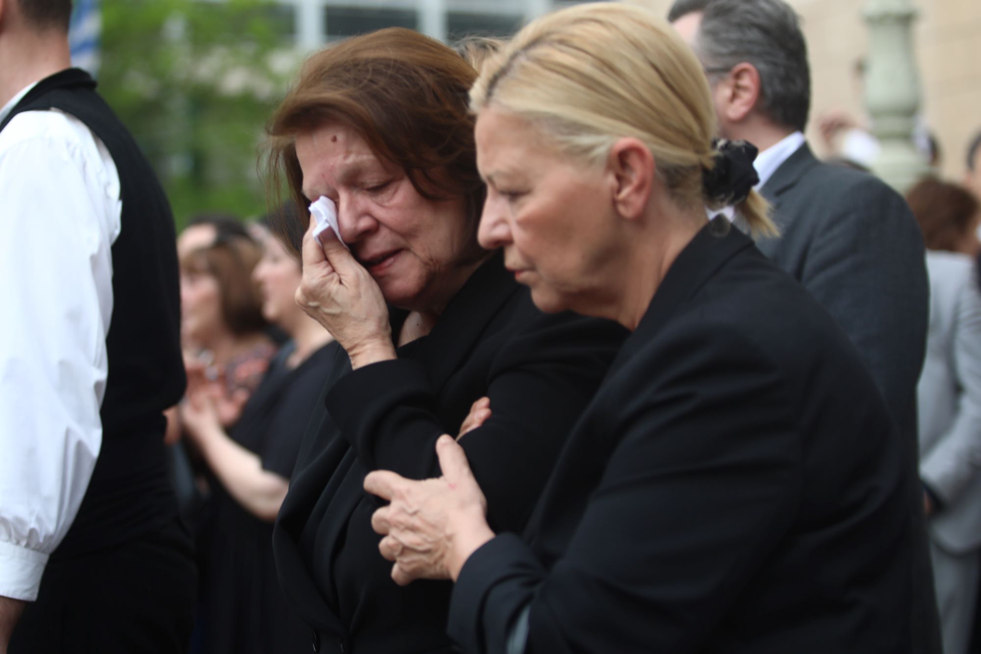 Συγκίνηση στην κηδεία του Γιάννη Μαρκόπουλου: Συντετριμμένες η σύζυγος ...
