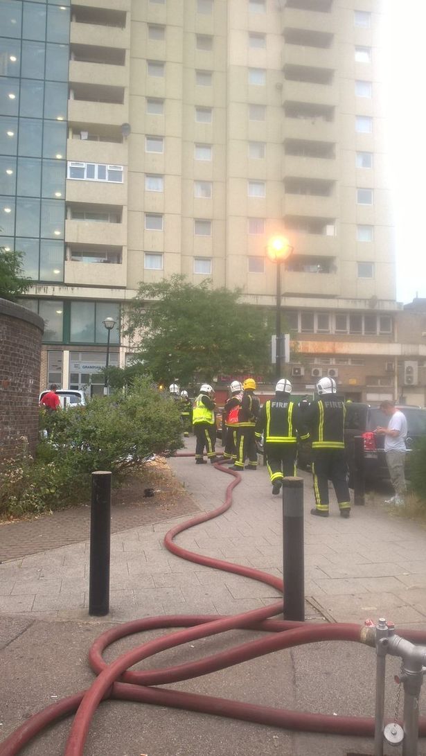 Λονδίνο: Πυρκαγιά στο κτήριο Edmonton Green | Insider