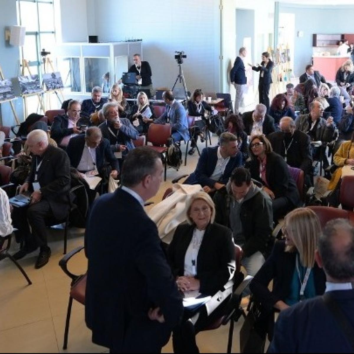 Προτροπή αστυνομία βάθος χιλιαδες καρεκλες σε συνεδριο Να εκπλαγείτε ...